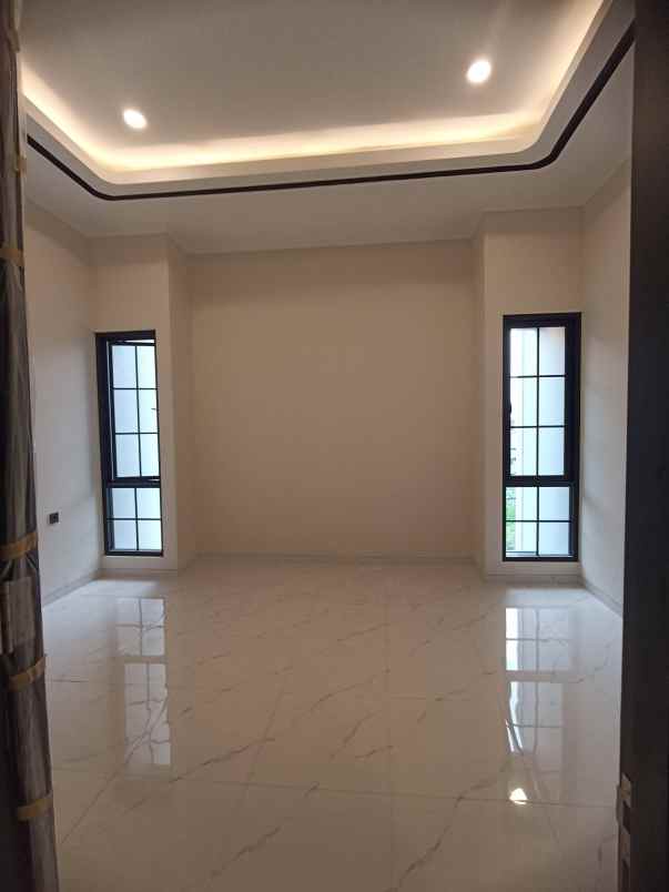 Rumah Gress di Manyar Minimalis Kontemporer Row Jalan 4 Mobil