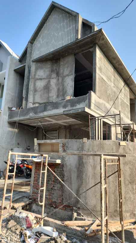 Rumah Type B, Manyar Tirtoasri, Row Jalan 7m, Hook, Nego