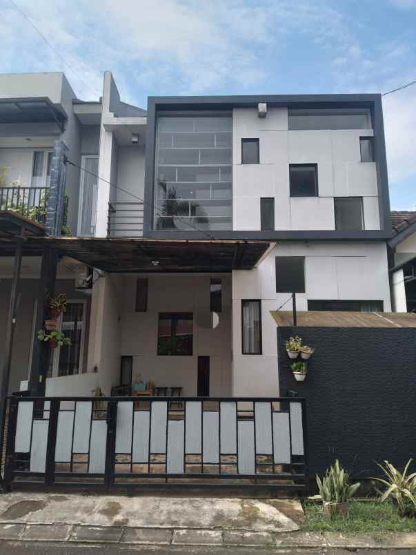 Dijual Rumah Siap Huni 2,5 Lantai di Nerada Estate Ciputat