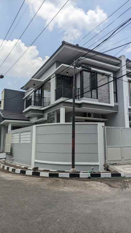 Medokan, Rumah Minimalis 2 Lt Hook, Atap Galvalum
